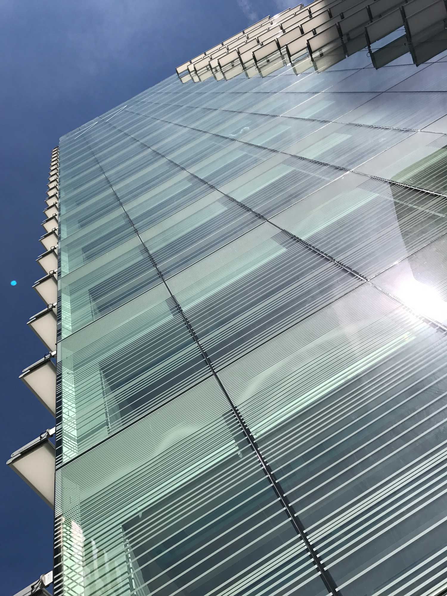 Castellana 77, la renovación de un edificio sostenible y cambiante con fachada de vidrio ...